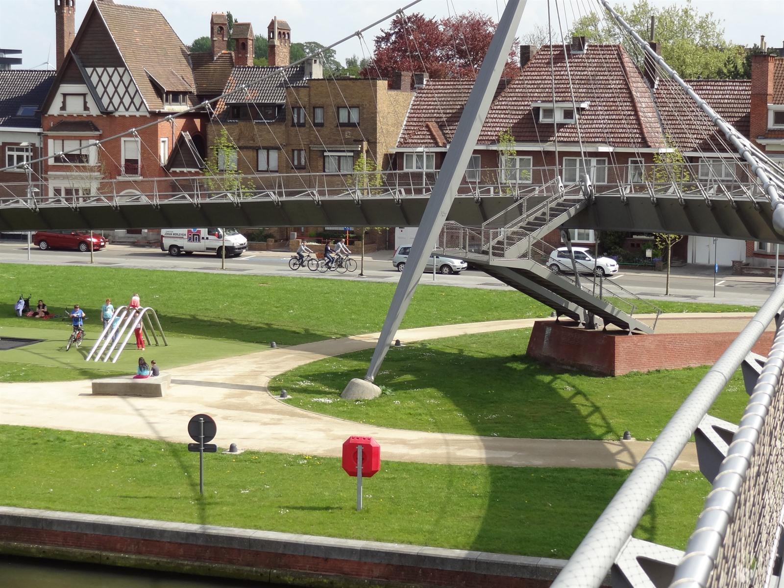 Broeltorens In Kortrijk en bruggen over de Leie