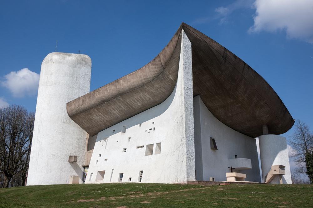 Bezoek in Ronchamp een kapel met lichtspel van Le Corbusier
